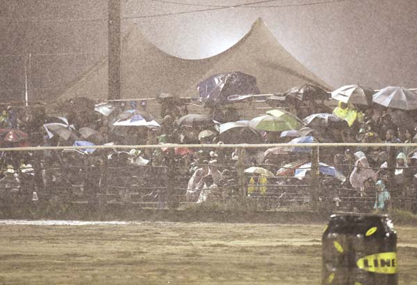 Rainy night at the rodeo | News, Sports, Jobs - Maui News